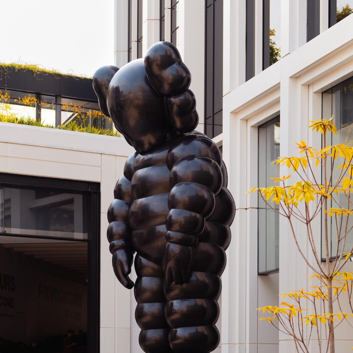 6 METRE-TALL KAWS ART SCULPTURE ARRIVES AT THE MONDRIAN SINGAPORE! - Shout