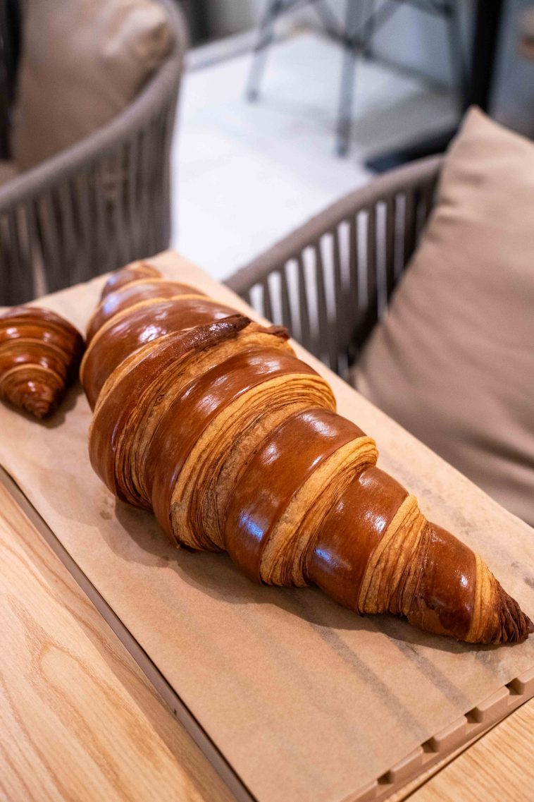 VIRAL GIANT XXXL CROISSANT IS IN SINGAPORE, BIG ENOUGH TO FEED 20 ...