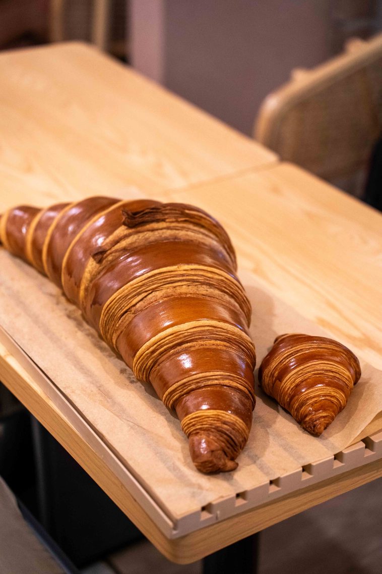 VIRAL GIANT XXXL CROISSANT IS IN SINGAPORE, BIG ENOUGH TO FEED 20 ...
