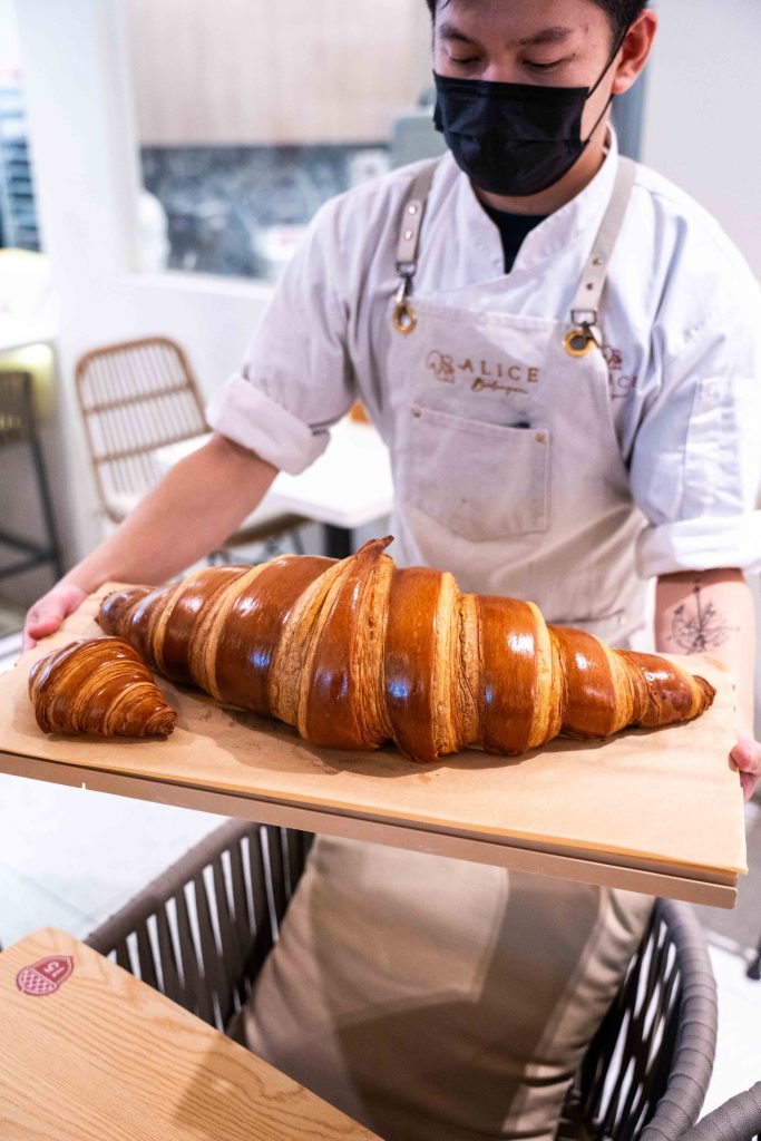 VIRAL GIANT XXXL CROISSANT IS IN SINGAPORE, BIG ENOUGH TO FEED 20 ...