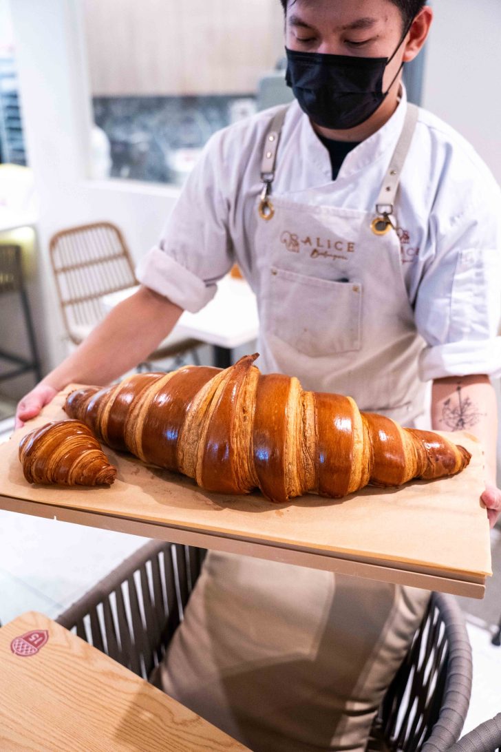 VIRAL GIANT XXXL CROISSANT IS IN SINGAPORE, BIG ENOUGH TO FEED 20 PEOPLE! - Shout