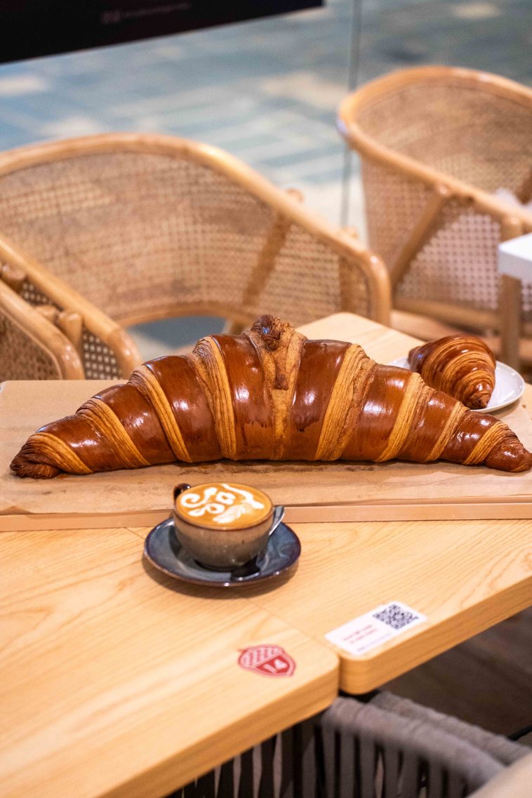 VIRAL GIANT XXXL CROISSANT IS IN SINGAPORE, BIG ENOUGH TO FEED 20 ...