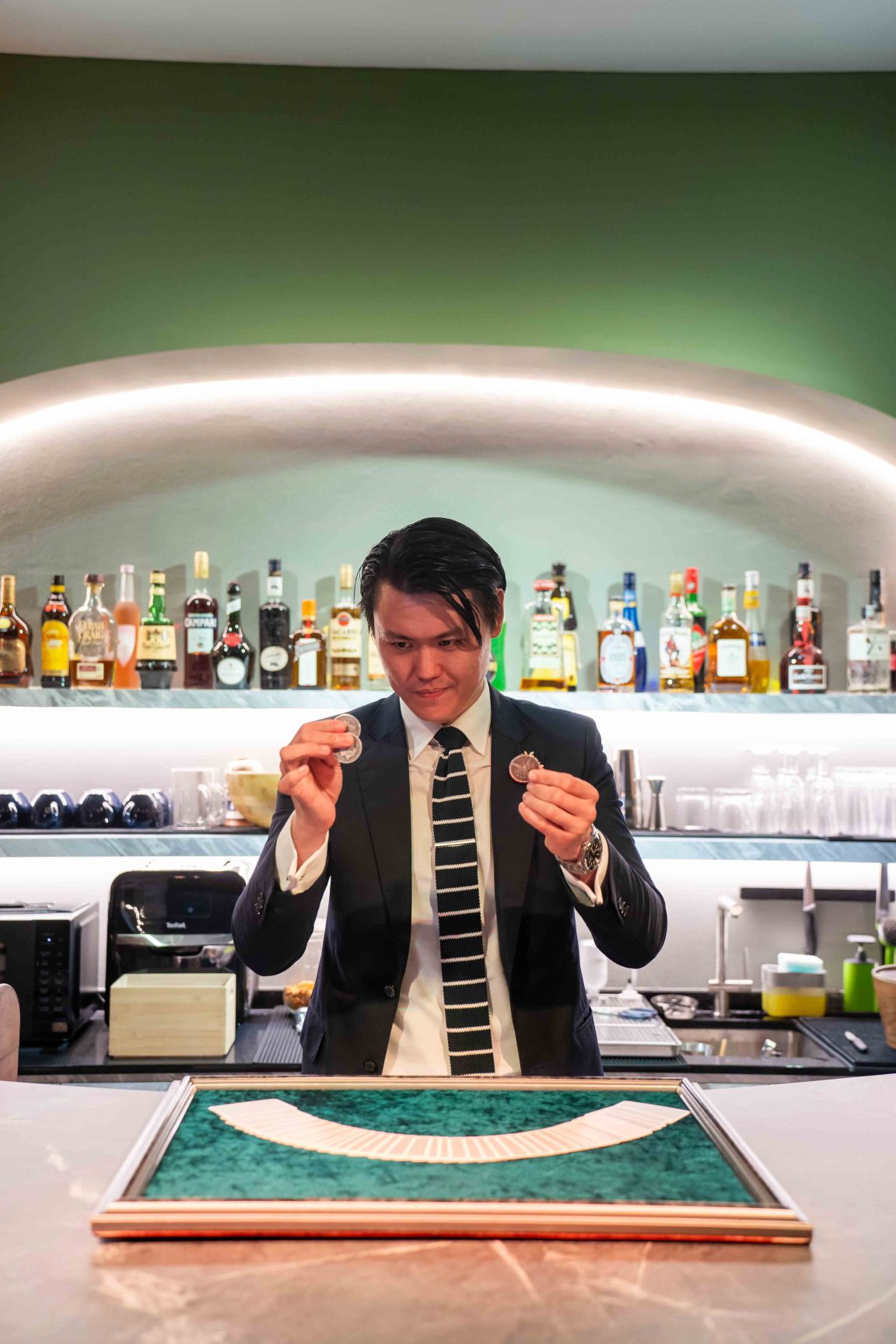 THE MAGIC BAR: THEATRICAL LIVE MAGIC SHOWS WITH COCKTAILS AT THIS ...