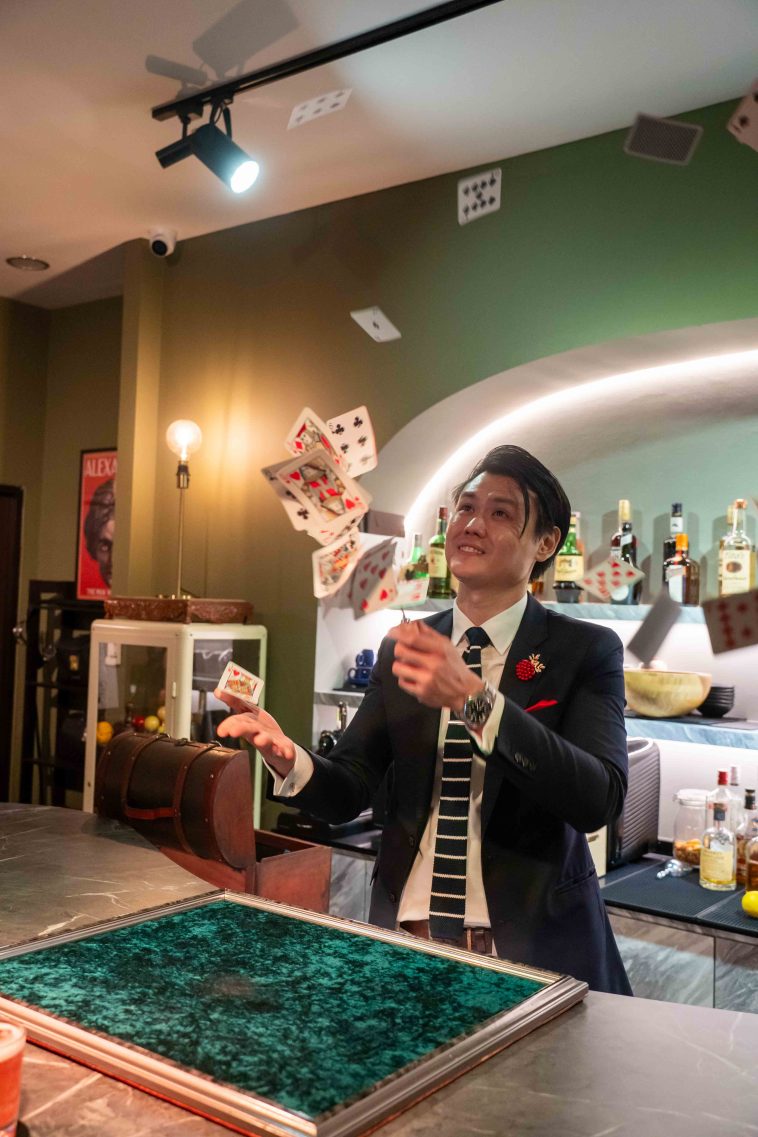 THE MAGIC BAR: THEATRICAL LIVE MAGIC SHOWS WITH COCKTAILS AT THIS ...