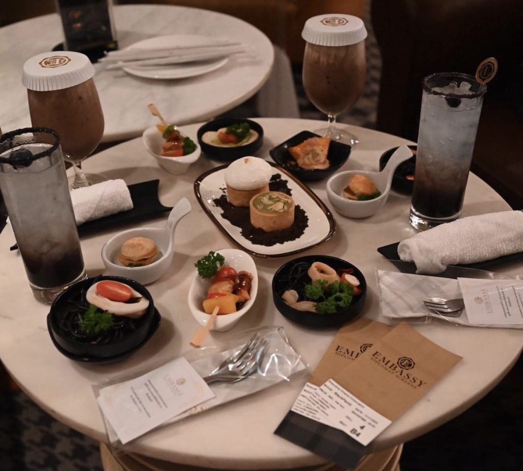 LUXE MOVIE THEATRES IN BANGKOK WITH VIP LOUNGE TREATMENTS, BED-LIKE ...