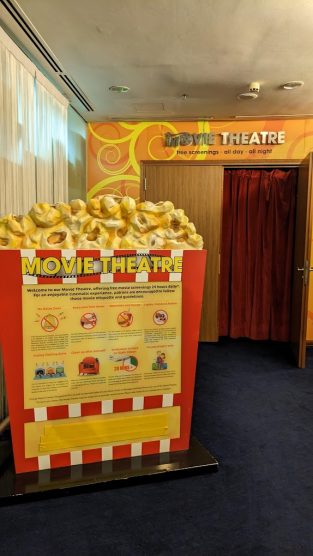 24 HOUR MOVIE THEATRE AT CHANGI AIRPORT HAS FREE MOVIE SCREENINGS ALL ...