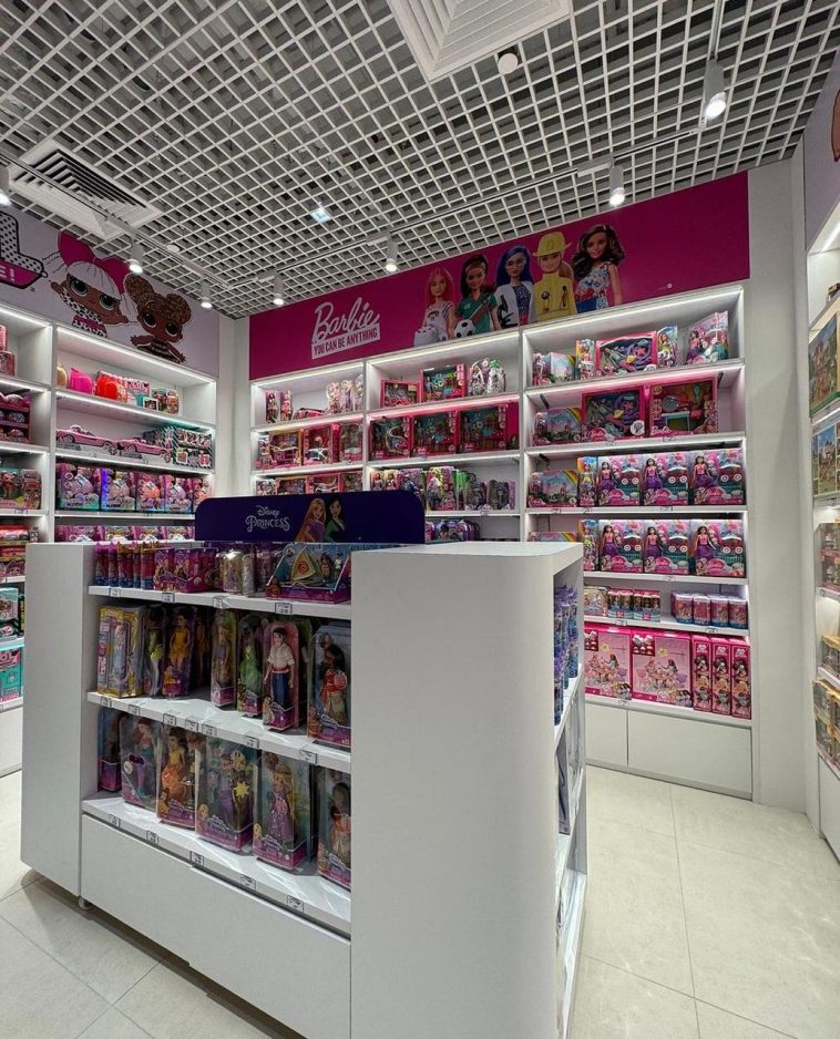 NEW TOYS “R” US MEGA STORE WITH TRAVEL-THEMED INDOOR PLAYGROUND ...