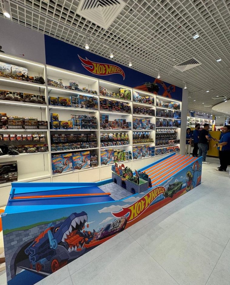 NEW TOYS “R” US MEGA STORE WITH TRAVEL-THEMED INDOOR PLAYGROUND ...