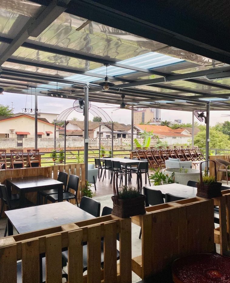LOFT-STYLE INDUSTRIAL CAFÉ IN JB WITH SCENIC BACKYARD “GARDEN” VIEWS ...