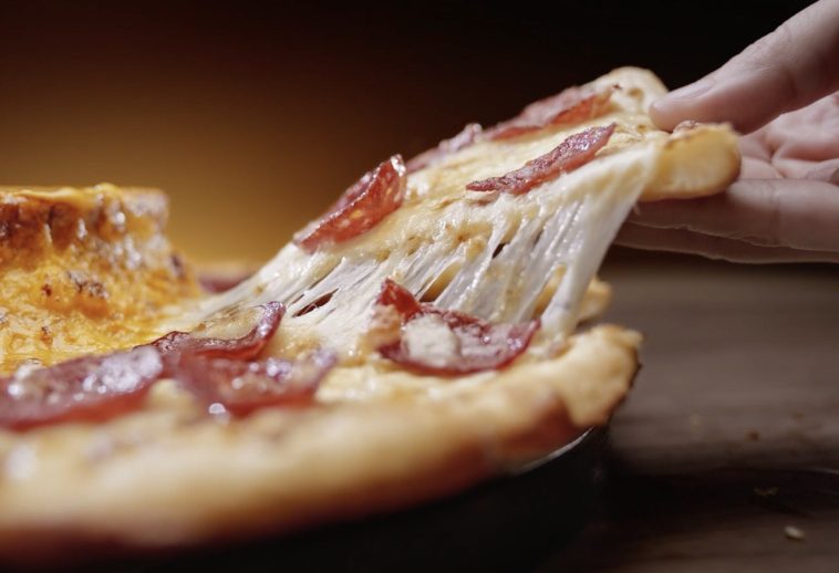 VIRAL EXPLOSIVE CHEESY “VOLCANO” PIZZA WITH HOT MOLTEN “CHEESE CRATER ...