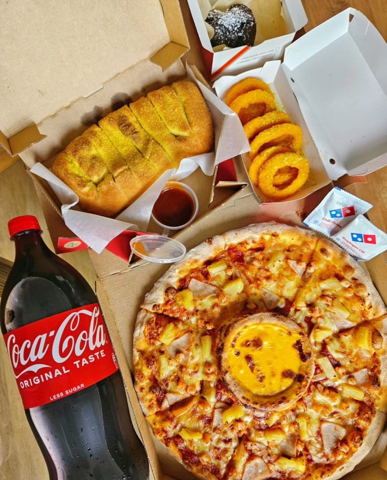 VIRAL EXPLOSIVE CHEESY “VOLCANO” PIZZA WITH HOT MOLTEN “CHEESE CRATER ...