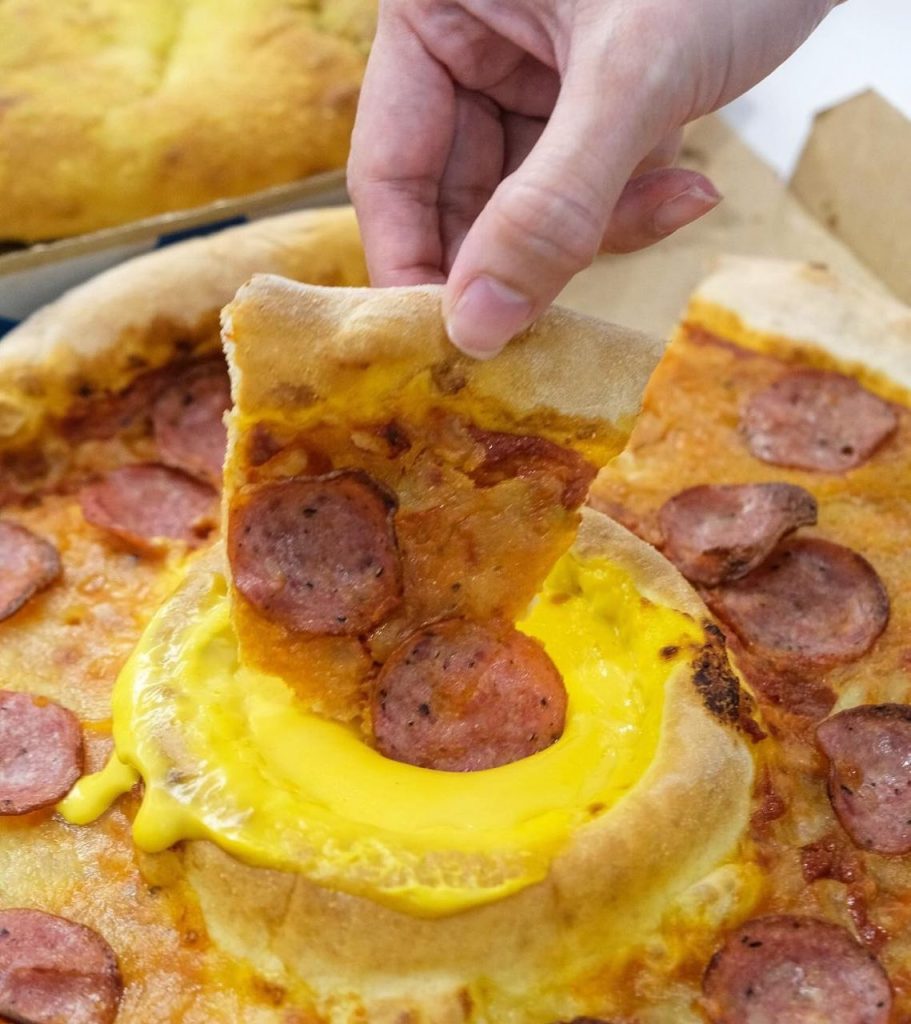 VIRAL EXPLOSIVE CHEESY “VOLCANO” PIZZA WITH HOT MOLTEN “CHEESE CRATER ...