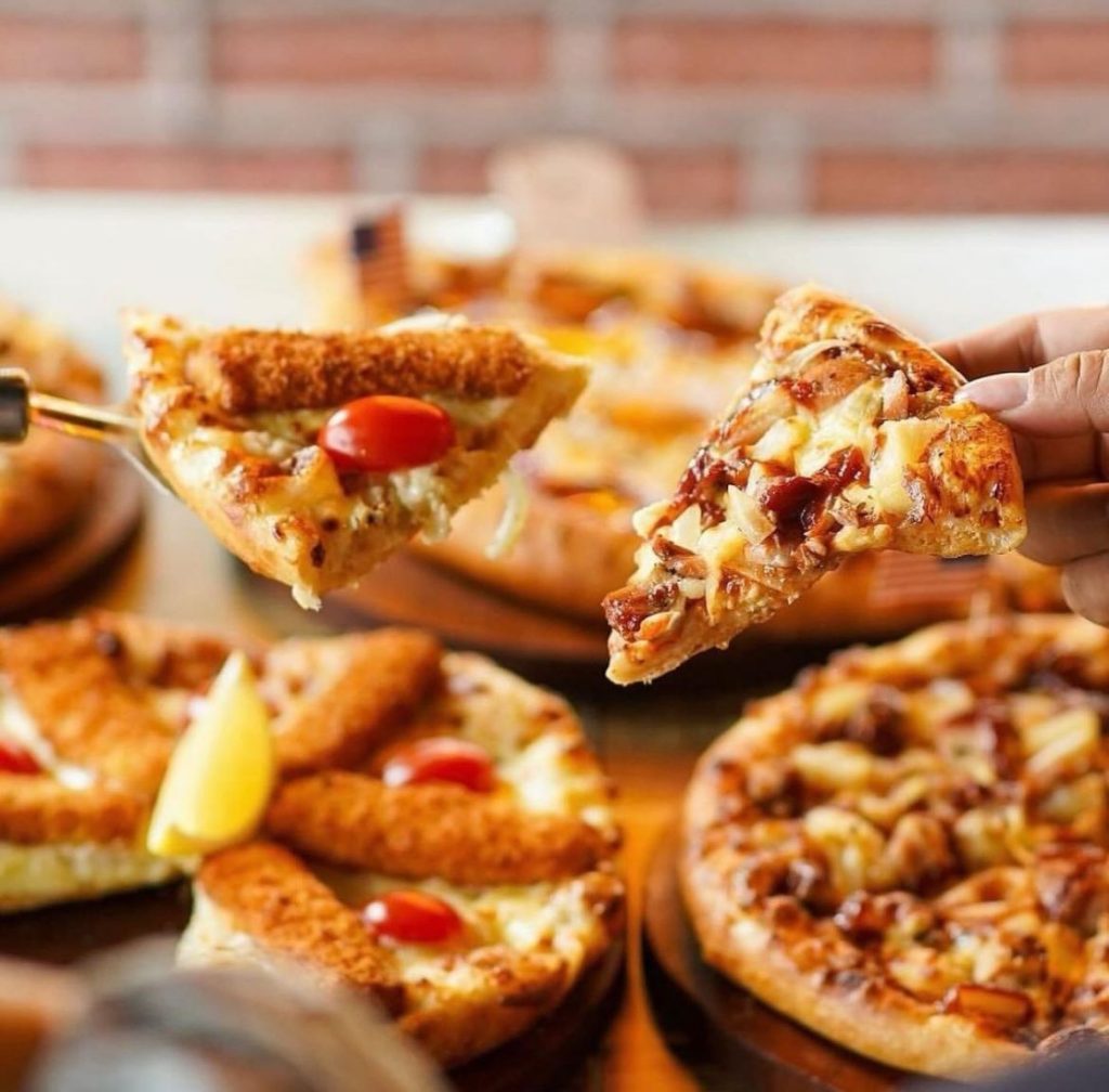 FAMOUS US PIZZA CHAIN OPENS IN SINGAPORE WITH VIRAL CHEESE PULL PIZZA ...