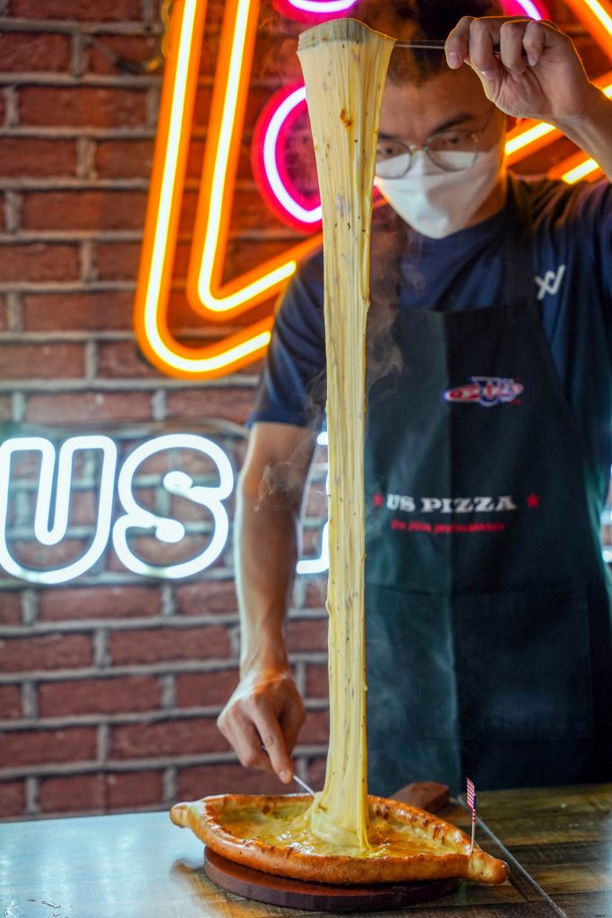 FAMOUS US PIZZA CHAIN OPENS IN SINGAPORE WITH VIRAL CHEESE PULL PIZZA ...
