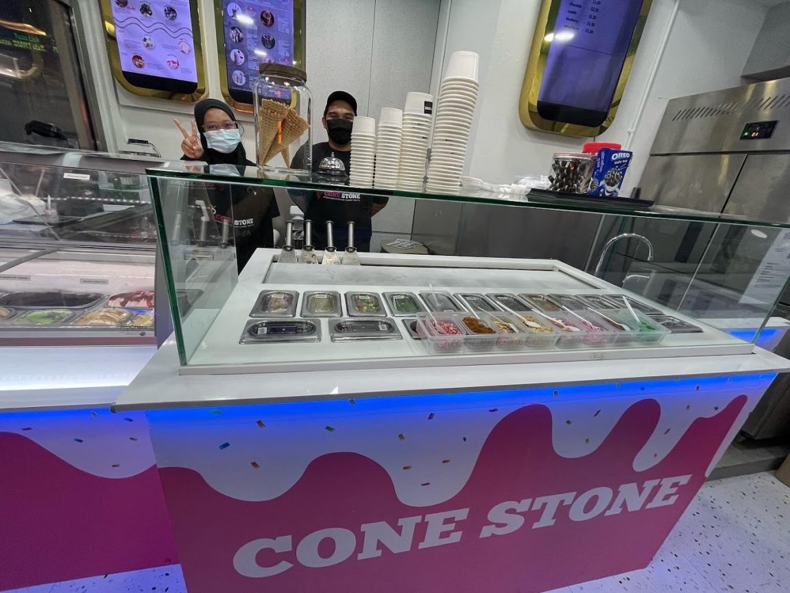 CONE STONE: DIY COLD STONE ICE CREAM IN SINGAPORE WITH OVER 30 TOPPINGS ...