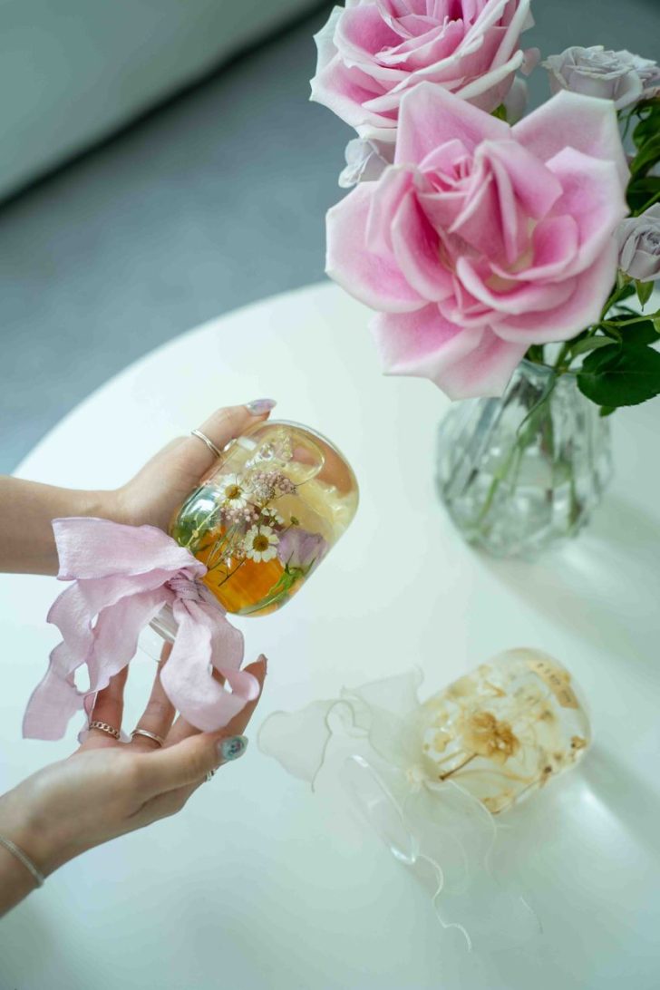DIY “FLOATING” FLOWER VASE AT THIS AESTHETIC KOREAN-STYLE CRAFT STUDIO ...