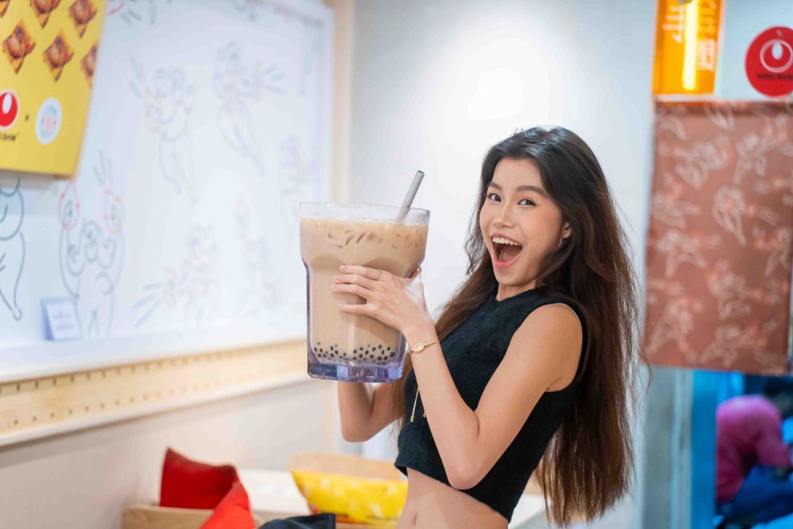 FIRST-EVER MEGA 5-LITRE BUBBLE TEA IN SINGAPORE OVERFLOWING WITH 1KG ...