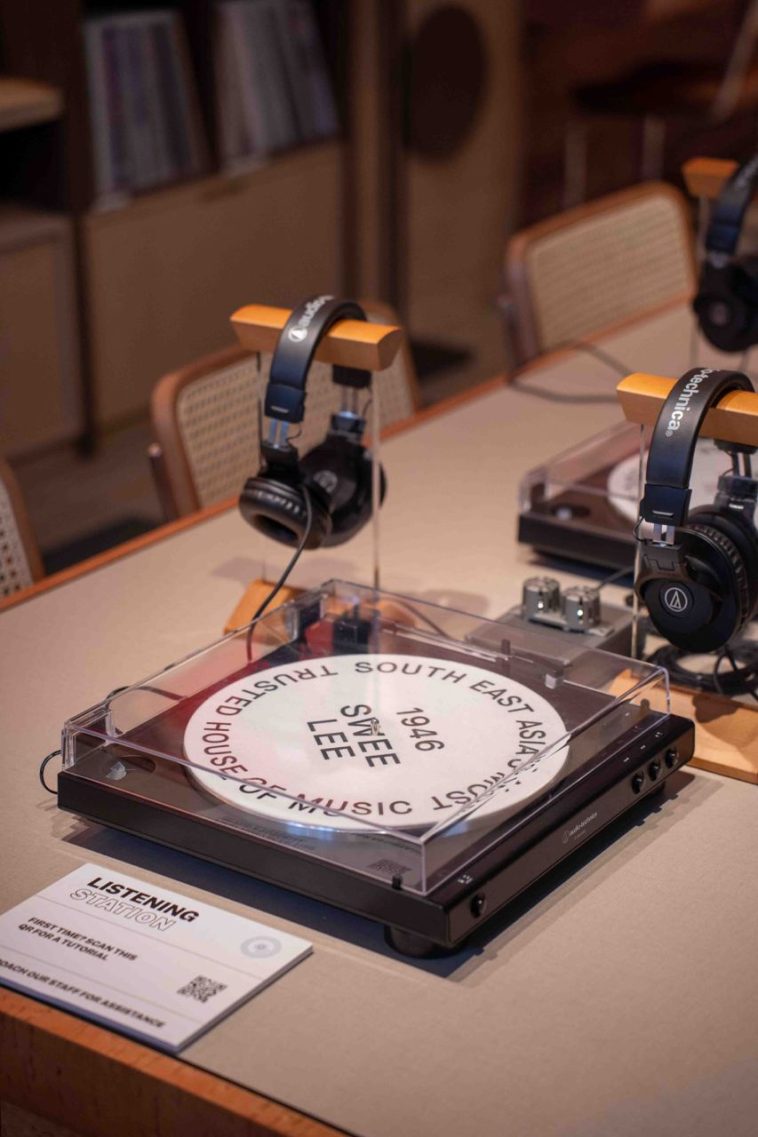 MEGA VINYL CAFÉ & BAR WITH OVER 500 VINYL RECORDS, LOUNGE, GUITAR ...