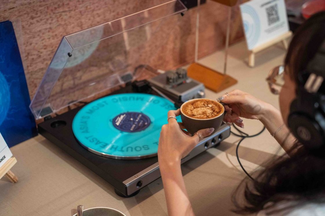 MEGA VINYL CAFÉ & BAR WITH OVER 500 VINYL RECORDS, LOUNGE, GUITAR ...
