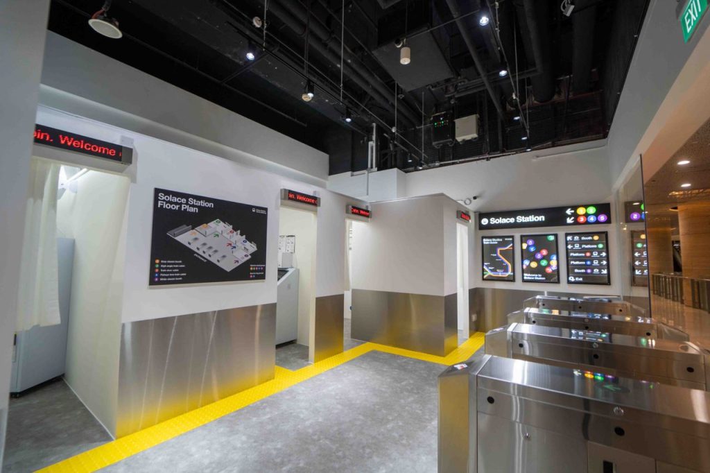 FIRST-EVER MRT-THEMED PHOTO BOOTH IN ORCHARD WITH ACTUAL TRAIN CABINS ...