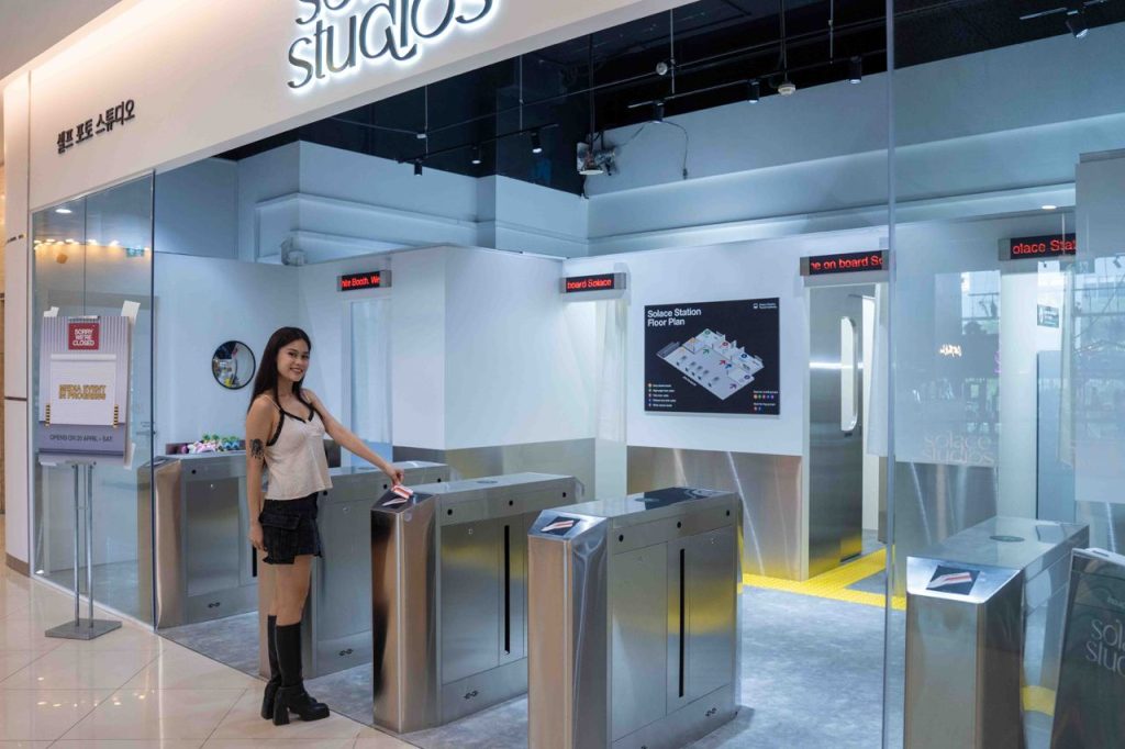 FIRST-EVER MRT-THEMED PHOTO BOOTH IN ORCHARD WITH ACTUAL TRAIN CABINS ...