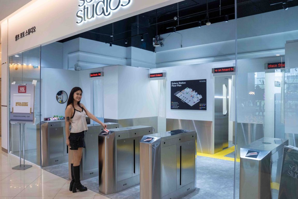 FIRST-EVER MRT-THEMED PHOTO BOOTH IN ORCHARD WITH ACTUAL TRAIN CABINS ...