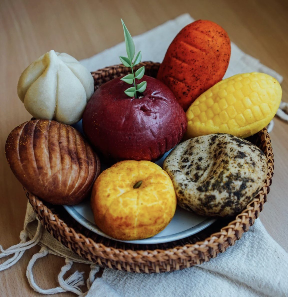 FAMOUS KOREAN BAKERY CHAIN WITH VIRAL APPLE & VEGETABLE-SHAPED BREADS ...