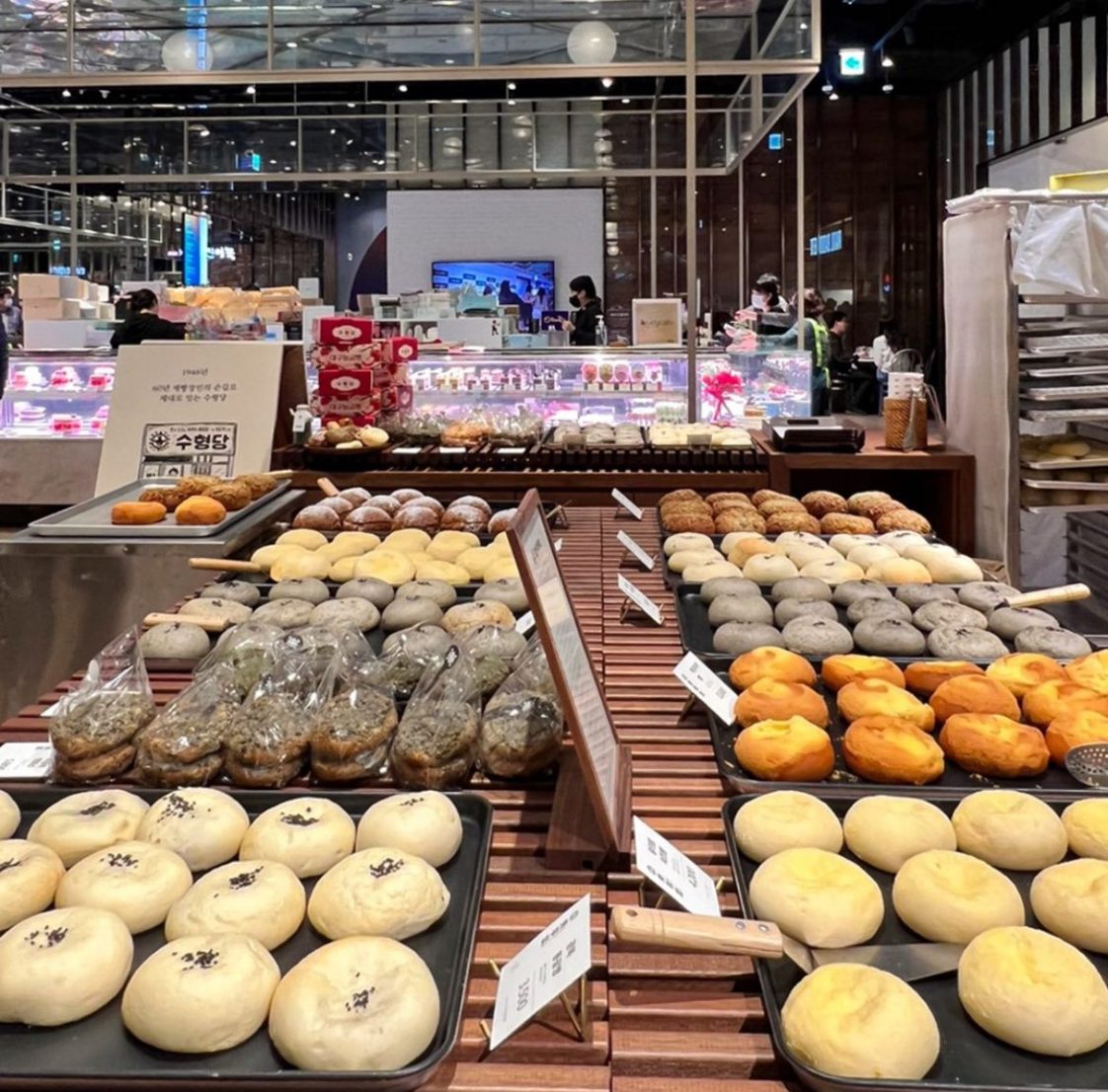 FAMOUS KOREAN BAKERY CHAIN WITH VIRAL APPLE & VEGETABLE-SHAPED BREADS ...