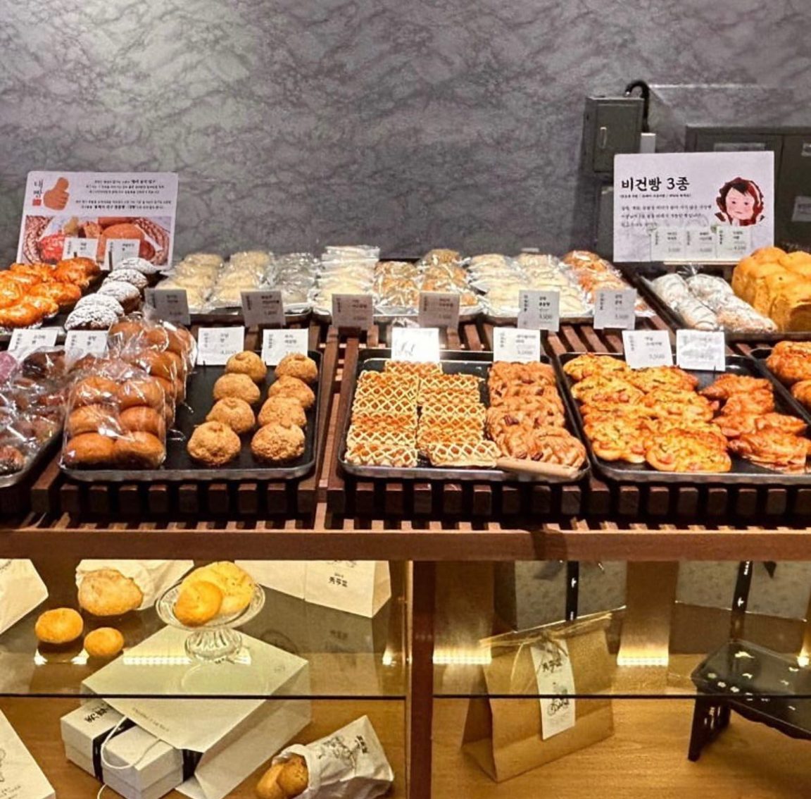 FAMOUS KOREAN BAKERY CHAIN WITH VIRAL APPLE & VEGETABLE-SHAPED BREADS ...