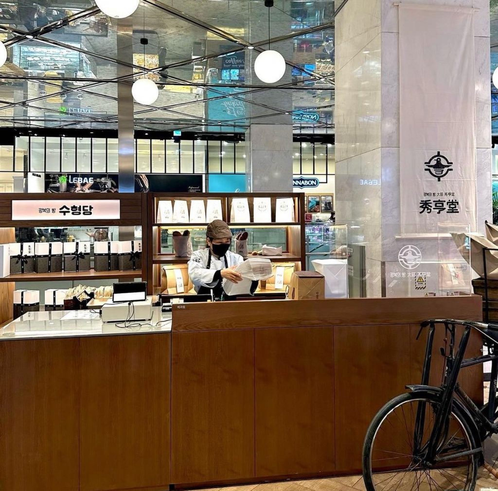 FAMOUS KOREAN BAKERY CHAIN WITH VIRAL APPLE & VEGETABLE-SHAPED BREADS ...