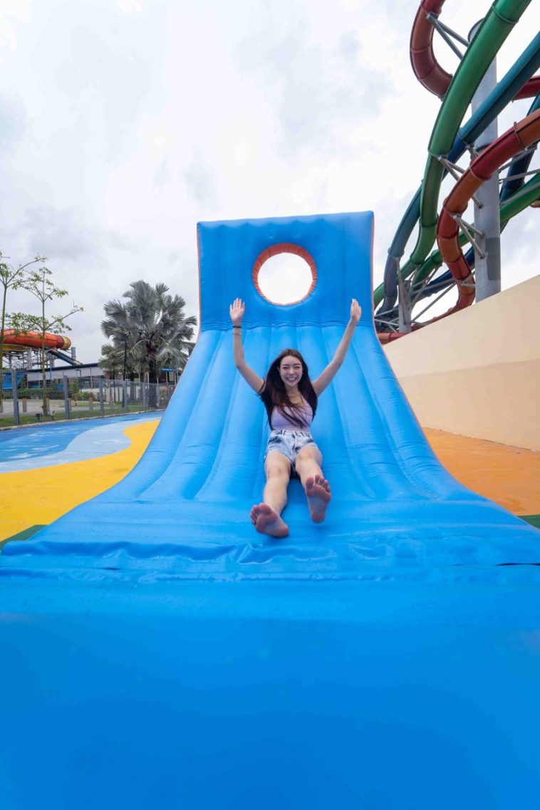 MEGA 85-METRE UNDERWATER-THEMED INFLATABLE OBSTACLE COURSE, NEON ...