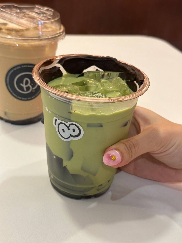 VIRAL “CRACKING” CHOCOLATE LATTES YOU HAVE TO SQUEEZE TO DRINK ARE NOW ...