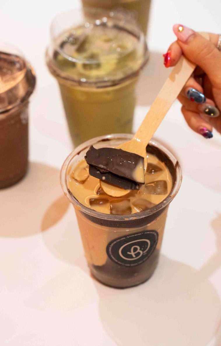 VIRAL “CRACKING” CHOCOLATE LATTES YOU HAVE TO SQUEEZE TO DRINK ARE NOW ...