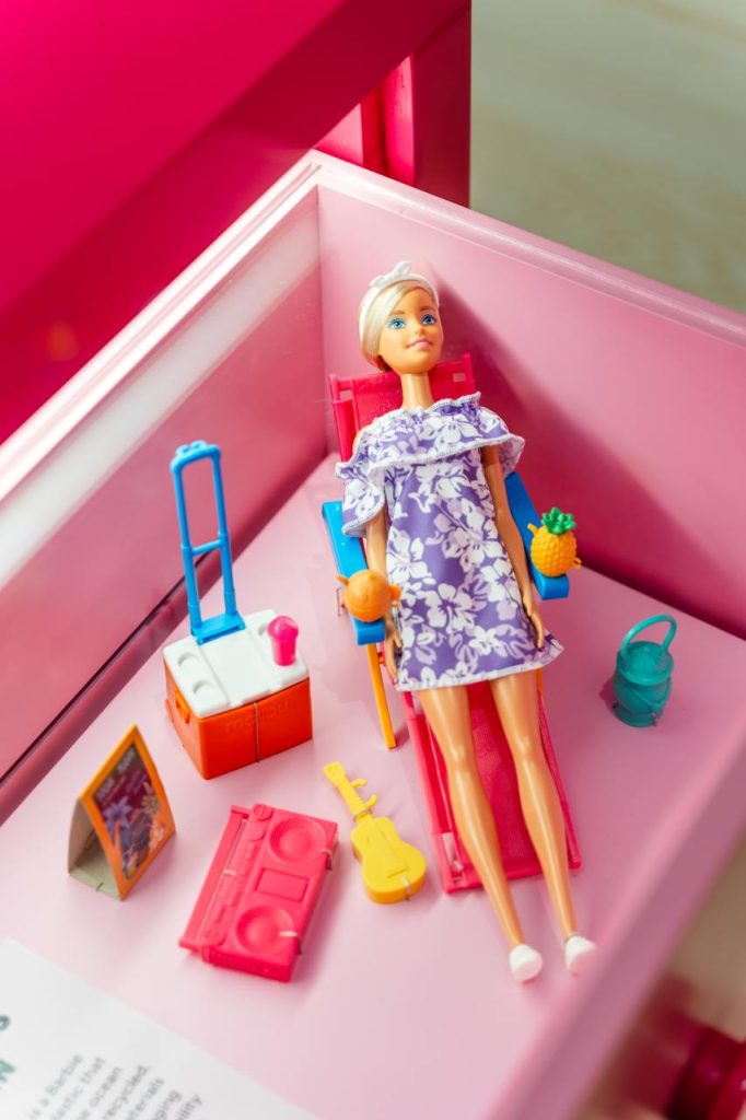 NEW FREE RETRO TOY-THEMED POP-UP WITH HUMAN CLAW MACHINE, VINTAGE ...