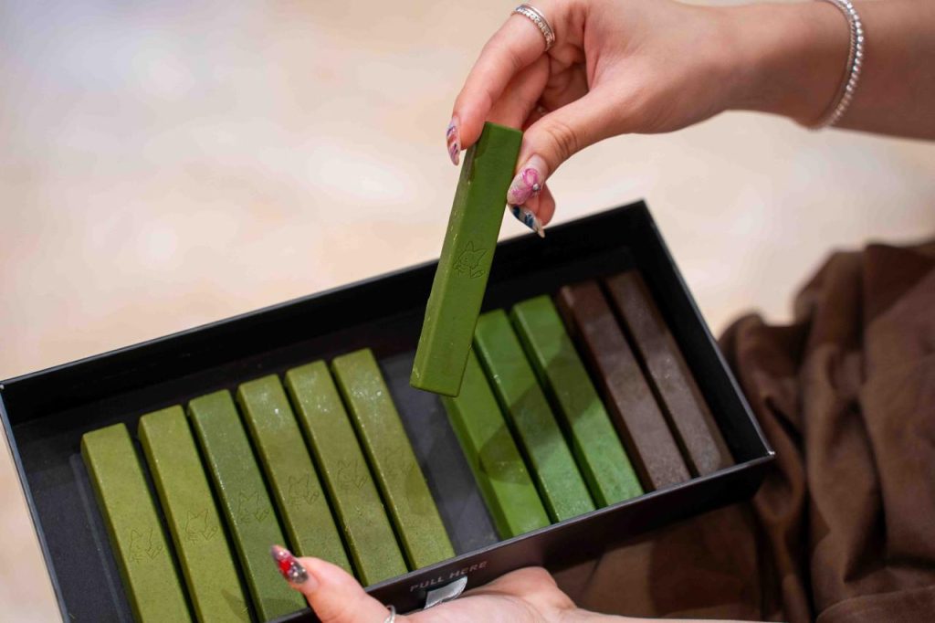 GET THE VIRAL “OMBRÉ” MATCHA CHOCOLATE BAR AT THIS MATCHA SPECIALTY ...
