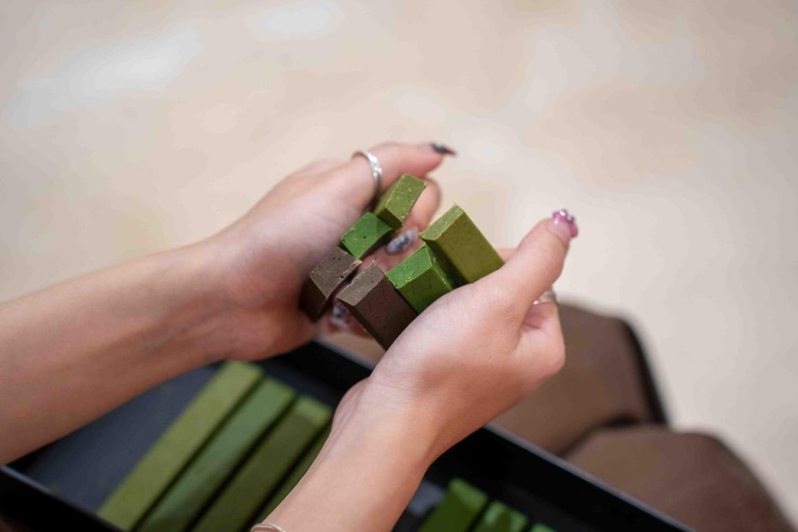 GET THE VIRAL “OMBRÉ” MATCHA CHOCOLATE BAR AT THIS MATCHA SPECIALTY ...