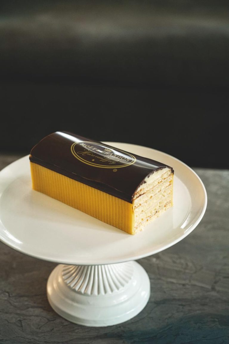 FAMOUS 100-YEAR OLD DUTCH DESSERT SHOP HUIZE VAN WELY OPENING IN ...