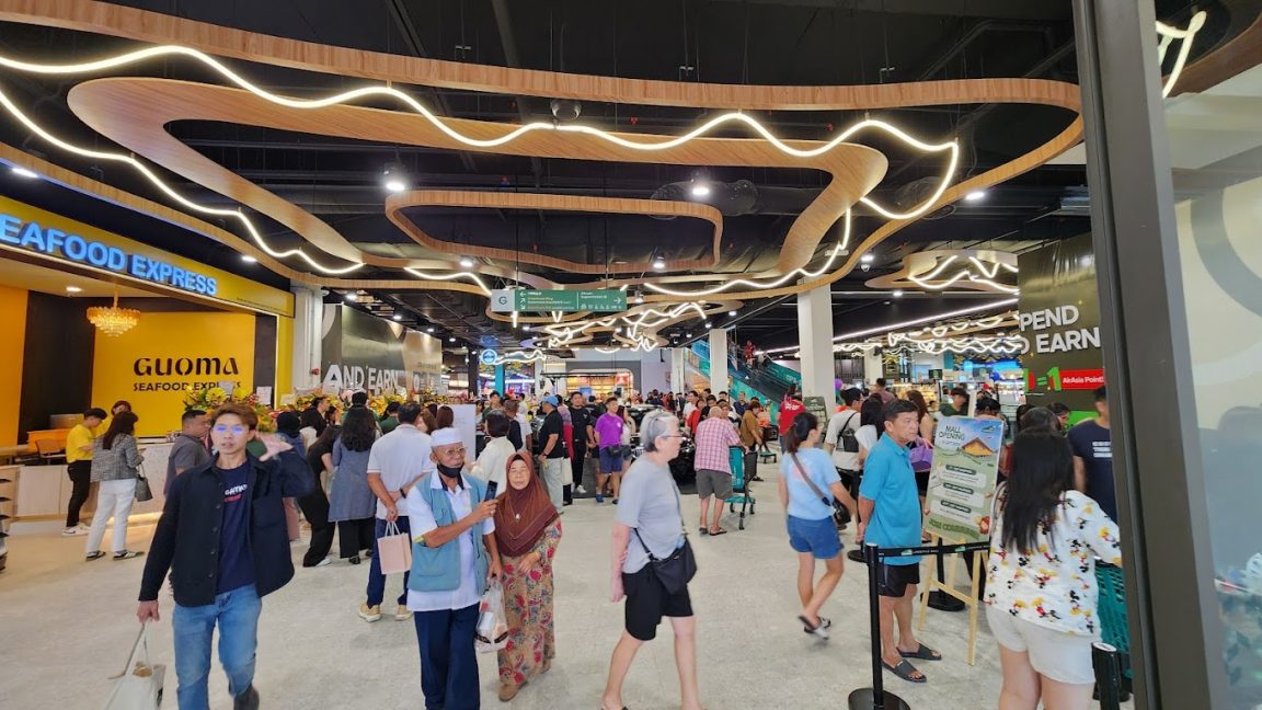 NEW 3-STOREY LIFESTYLE MALL, THE COMMUNE, IN JOHOR WITH CHAGEE DRIVE ...