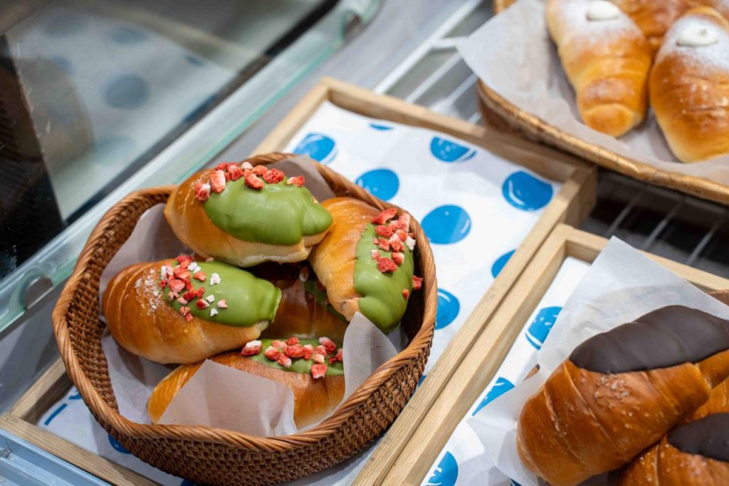 VIRAL FLUFFY SHIO PANS, DONA MANIS BANANA PIE & CHUNKY “SNOWBALL” MOCHI ...