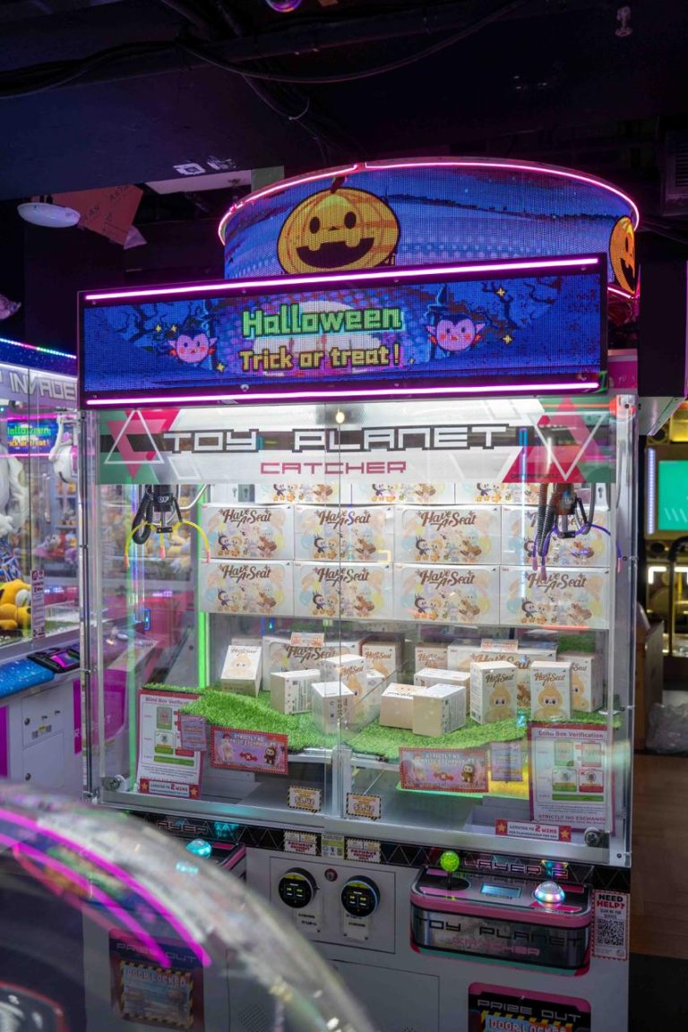 THIS ARCADE HAS THE LARGEST COLLECTION OF LABUBU CLAW MACHINES IN ...