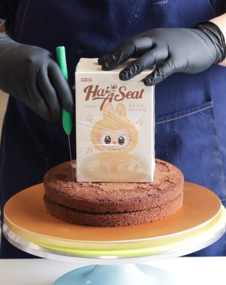 THIS POPULAR BAKERY IN SINGAPORE HAS LABUBU CAKES WITH REAL LABUBU ...