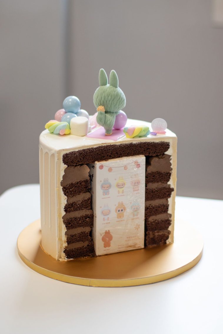 THIS POPULAR BAKERY IN SINGAPORE HAS LABUBU CAKES WITH REAL LABUBU ...