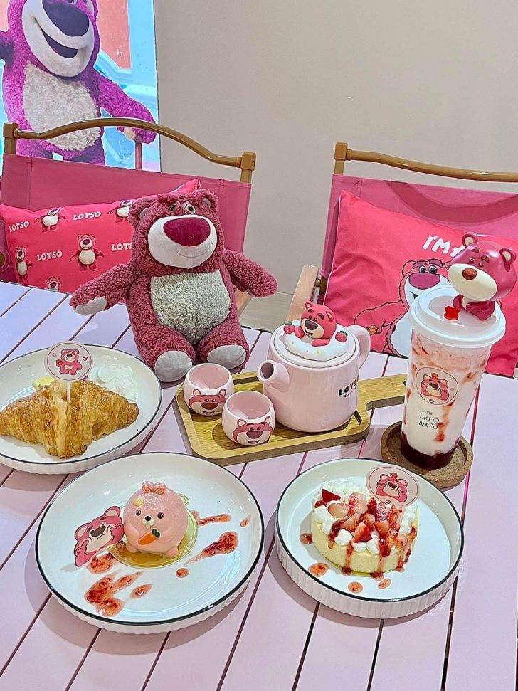 NEW PINK LOTSO-THEMED CAFÉ IN JOHOR BAHRU WITH LIFE-SIZED PLUSHIES ...