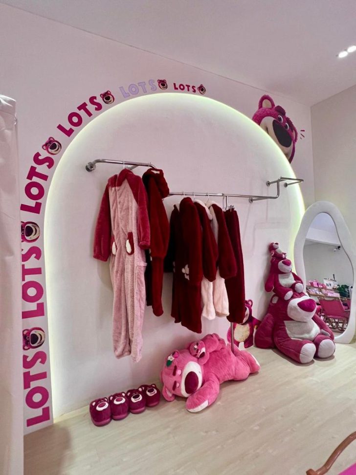 NEW PINK LOTSO-THEMED CAFÉ IN JOHOR BAHRU WITH LIFE-SIZED PLUSHIES ...