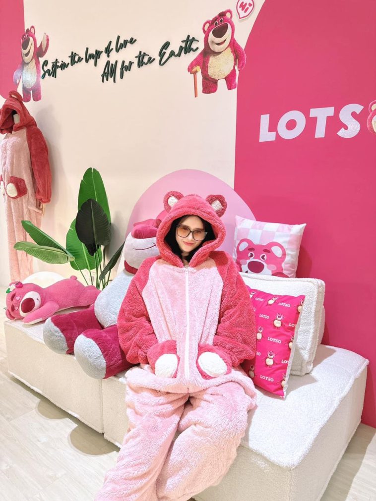NEW PINK LOTSO-THEMED CAFÉ IN JOHOR BAHRU WITH LIFE-SIZED PLUSHIES ...