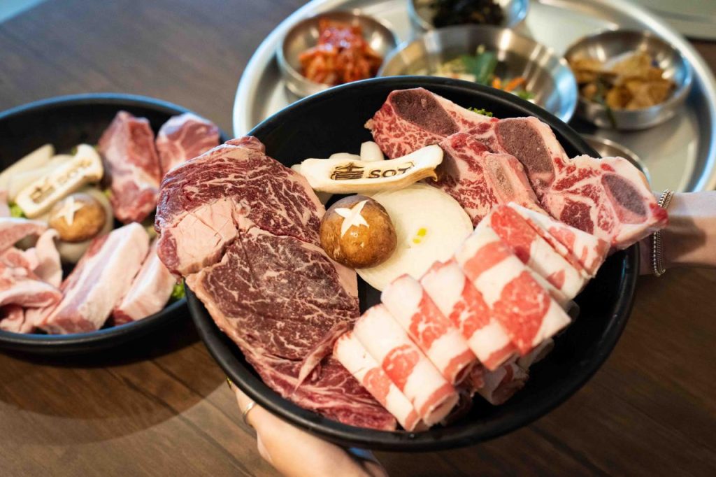 SOT: TRADITIONAL KOREAN POT LID SPECIALTY RESTAURANT COOKS YOUR FOOD ON ...