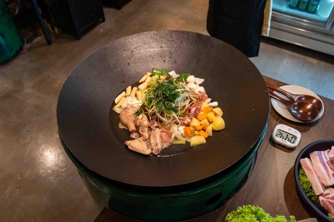 SOT: TRADITIONAL KOREAN POT LID SPECIALTY RESTAURANT COOKS YOUR FOOD ON ...