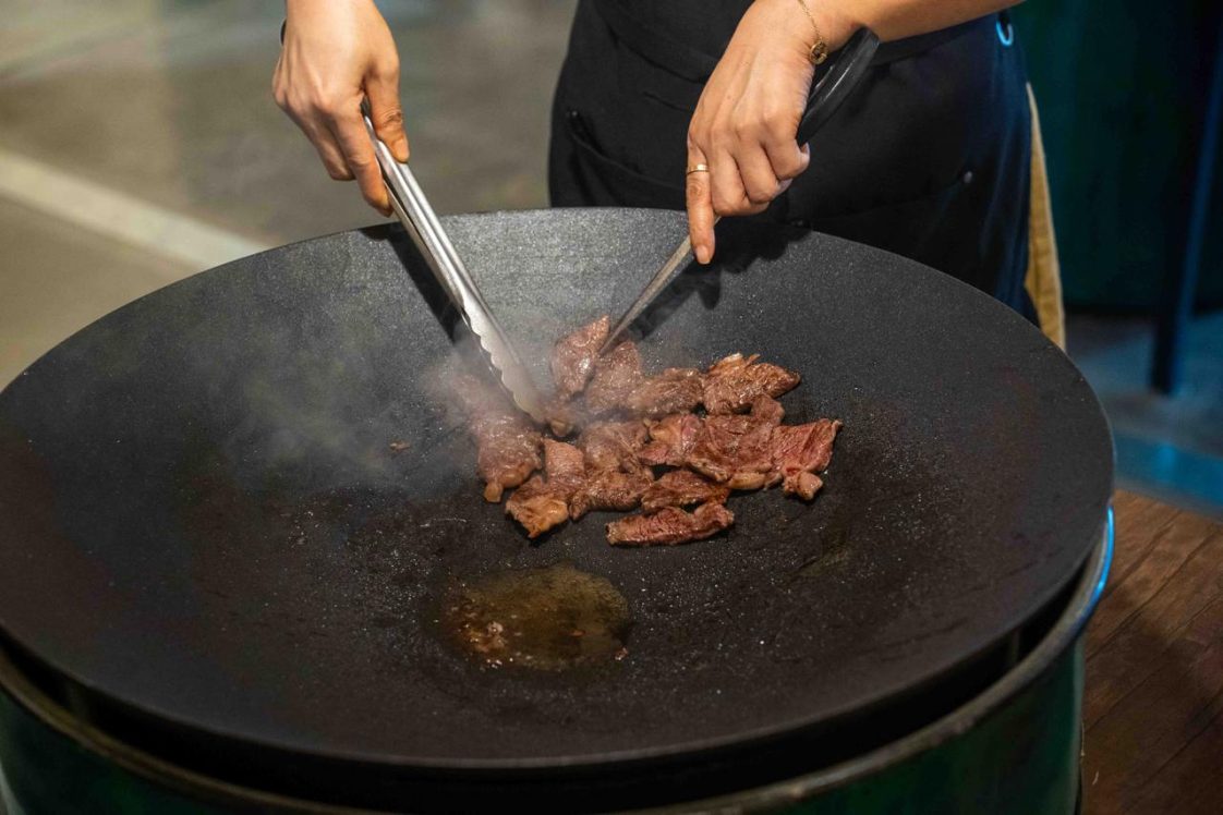 SOT: TRADITIONAL KOREAN POT LID SPECIALTY RESTAURANT COOKS YOUR FOOD ON ...