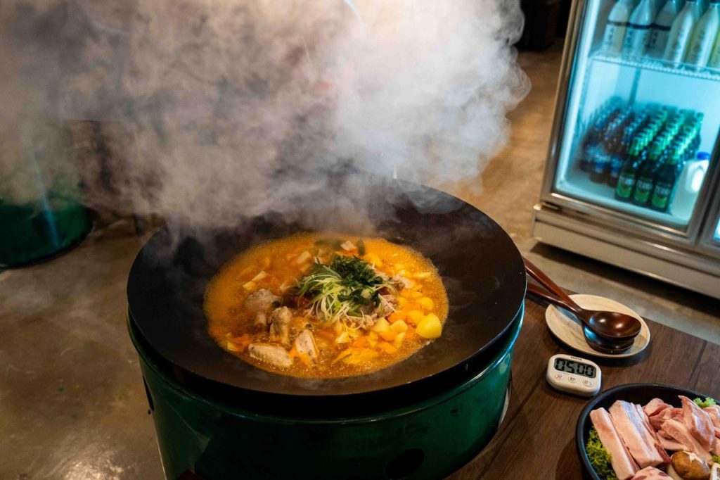 SOT: TRADITIONAL KOREAN POT LID SPECIALTY RESTAURANT COOKS YOUR FOOD ON ...