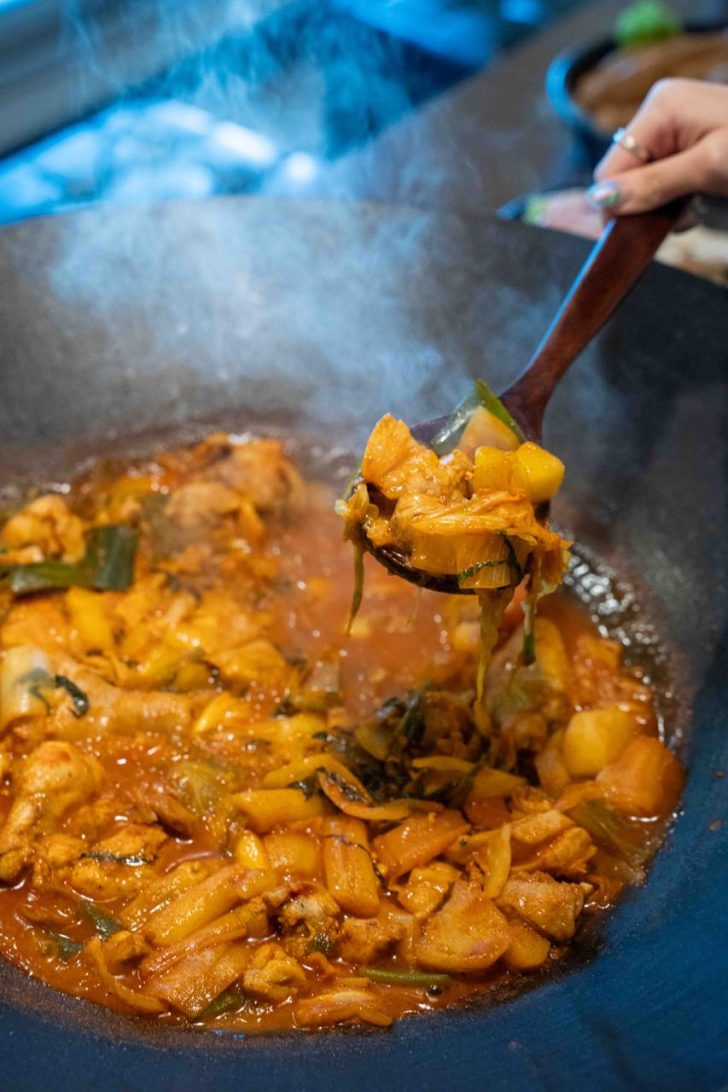 SOT: TRADITIONAL KOREAN POT LID SPECIALTY RESTAURANT COOKS YOUR FOOD ON ...